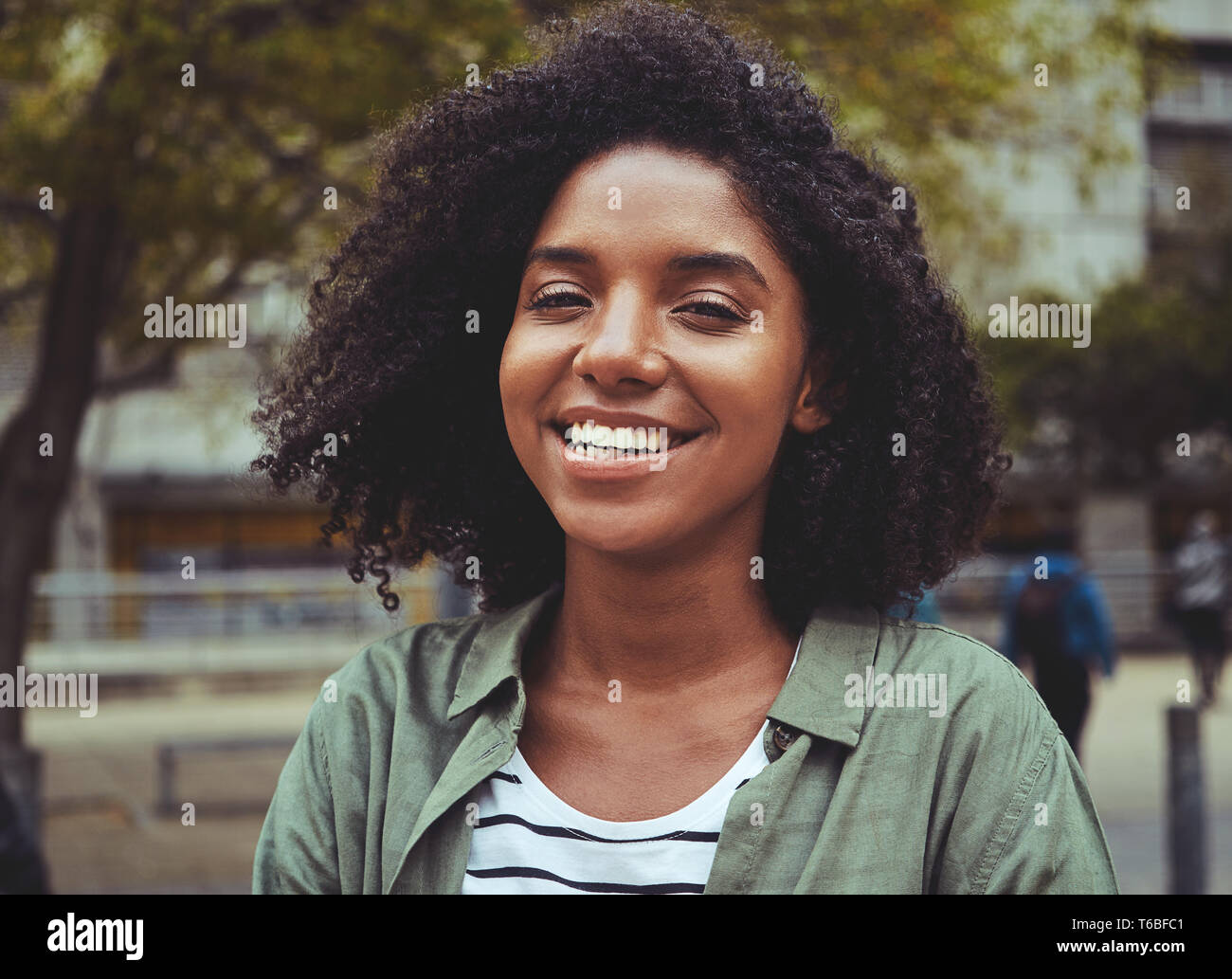 Black woman smiling short hair hi-res stock photography and images - Alamy