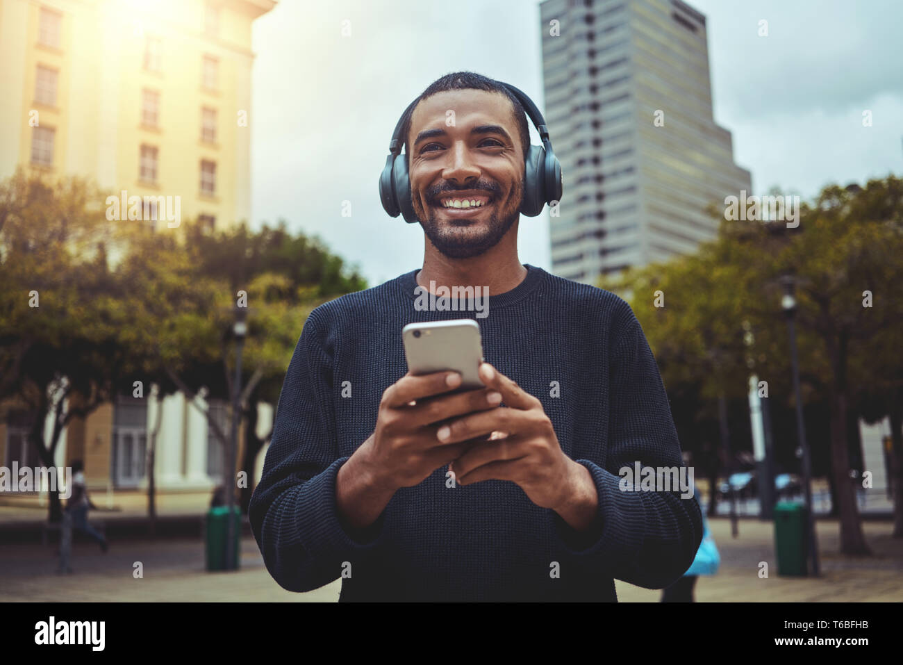 Headphone mobile hi-res stock photography and images - Alamy