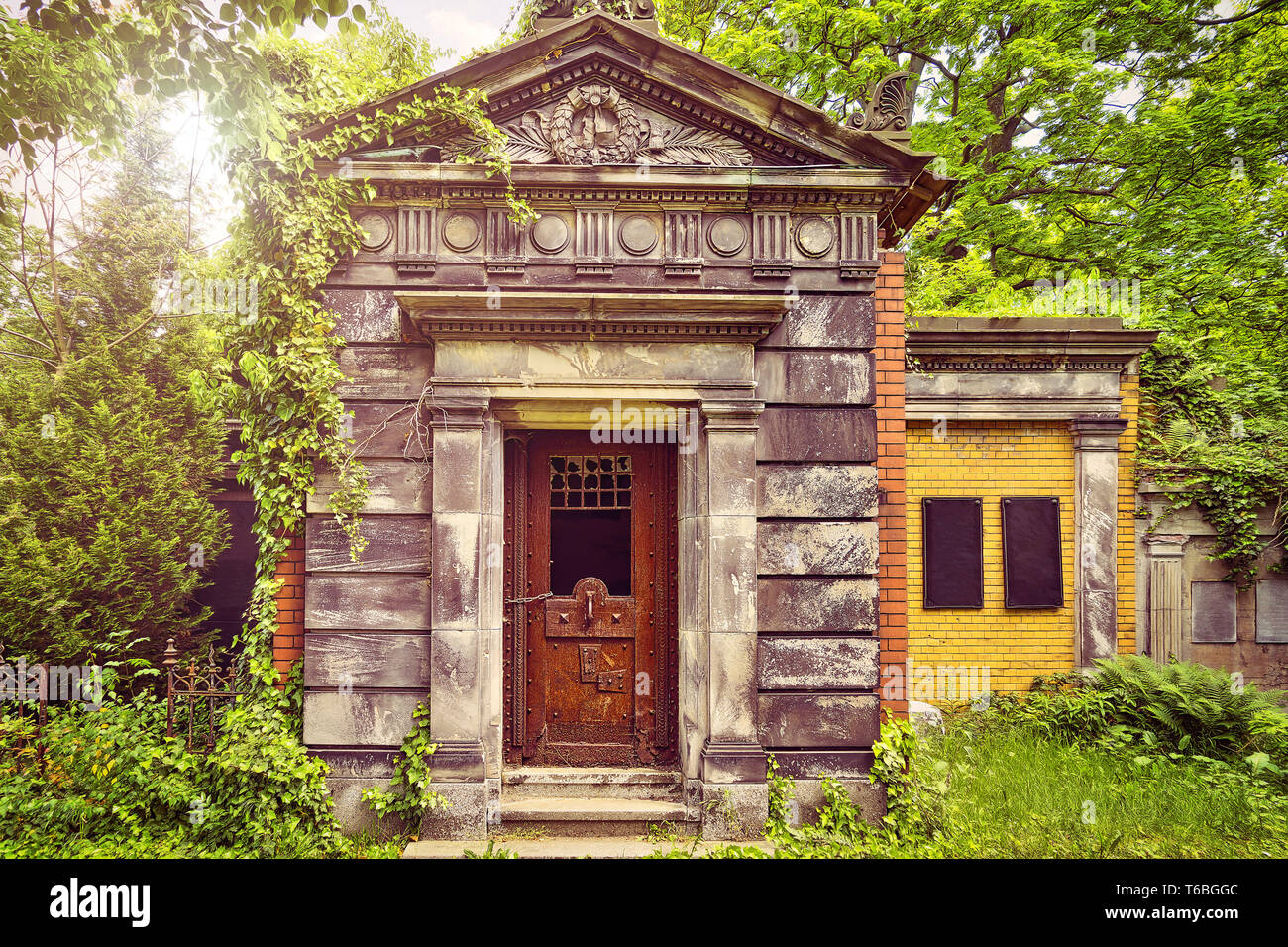 Old tomb hi-res stock photography and images - Alamy