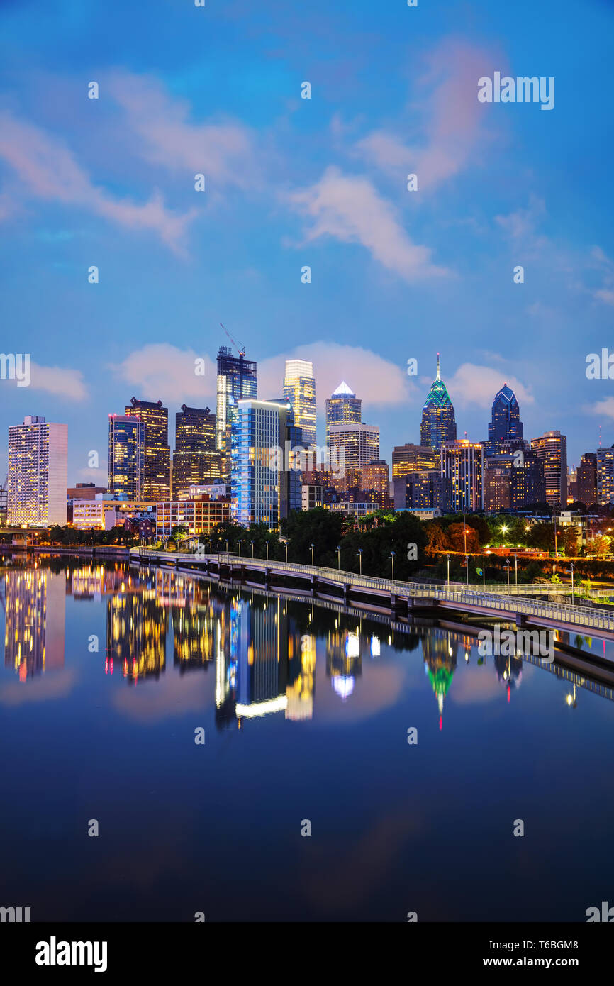 Philadelphia skyline at night hi-res stock photography and images - Alamy