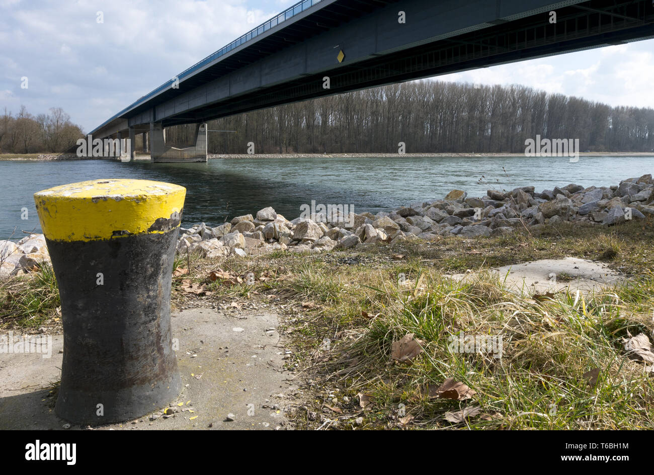 On bollards hi-res stock photography and images - Alamy