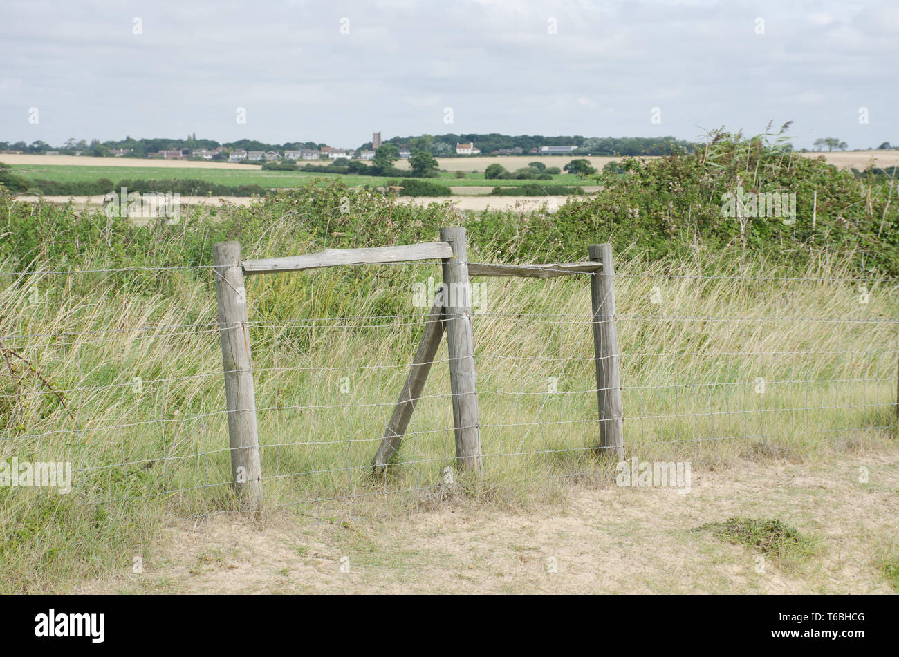 Fields and fence hi-res stock photography and images - Alamy