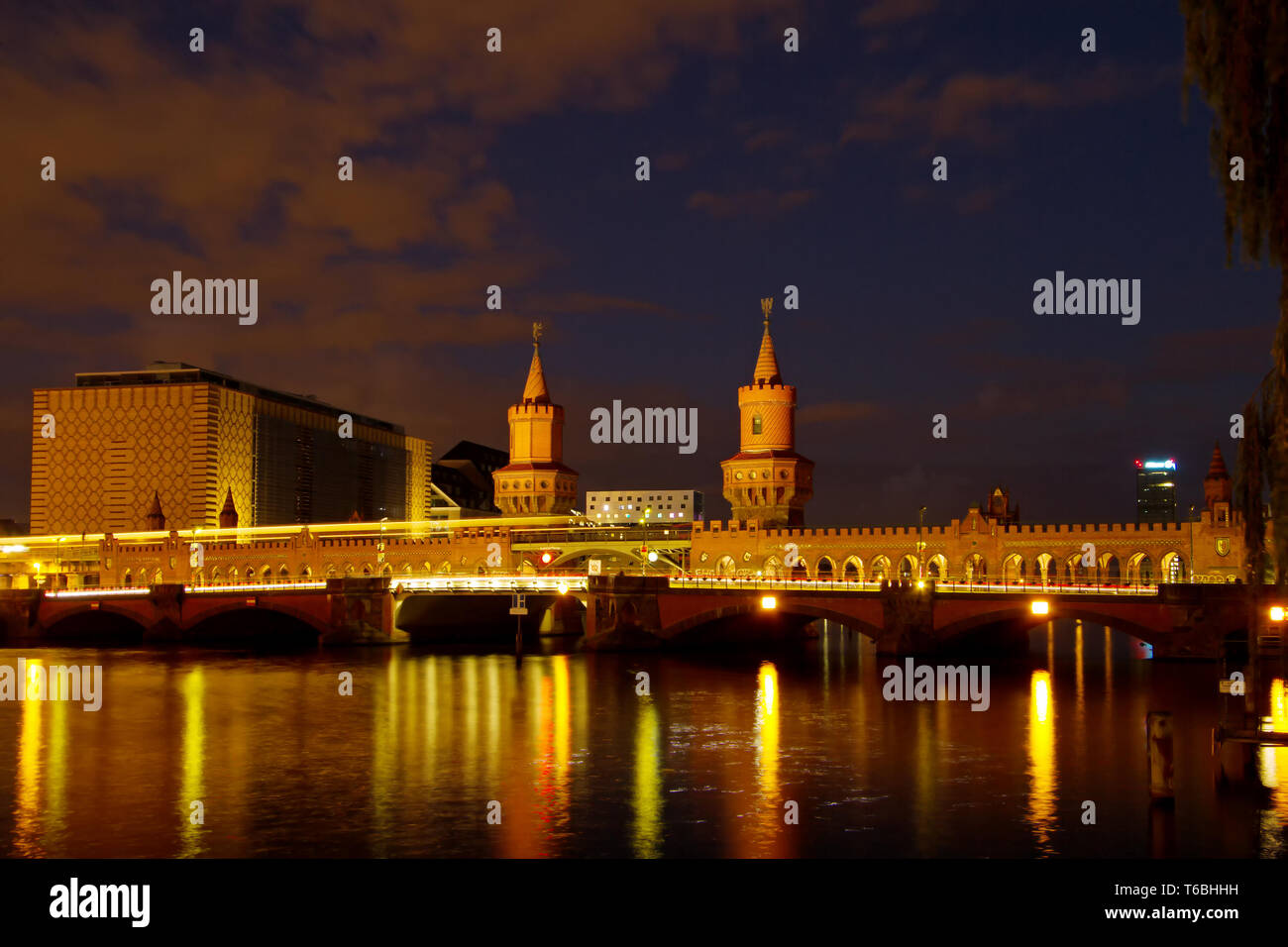 Oberbaum Bridge in the night. Berlin Stock Photo - Alamy