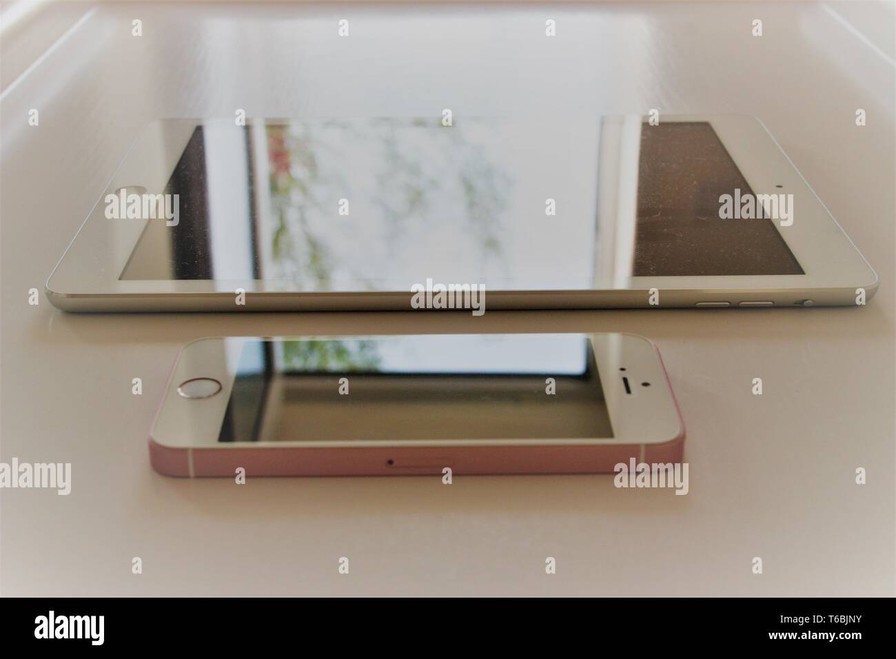 Tech devices table hi-res stock photography and images - Alamy