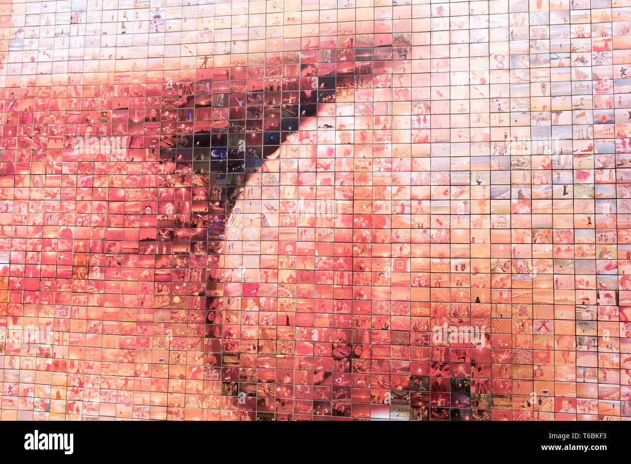"El Món Neix en Cada Besada" (The World Begins With Every Kiss) mural ...
