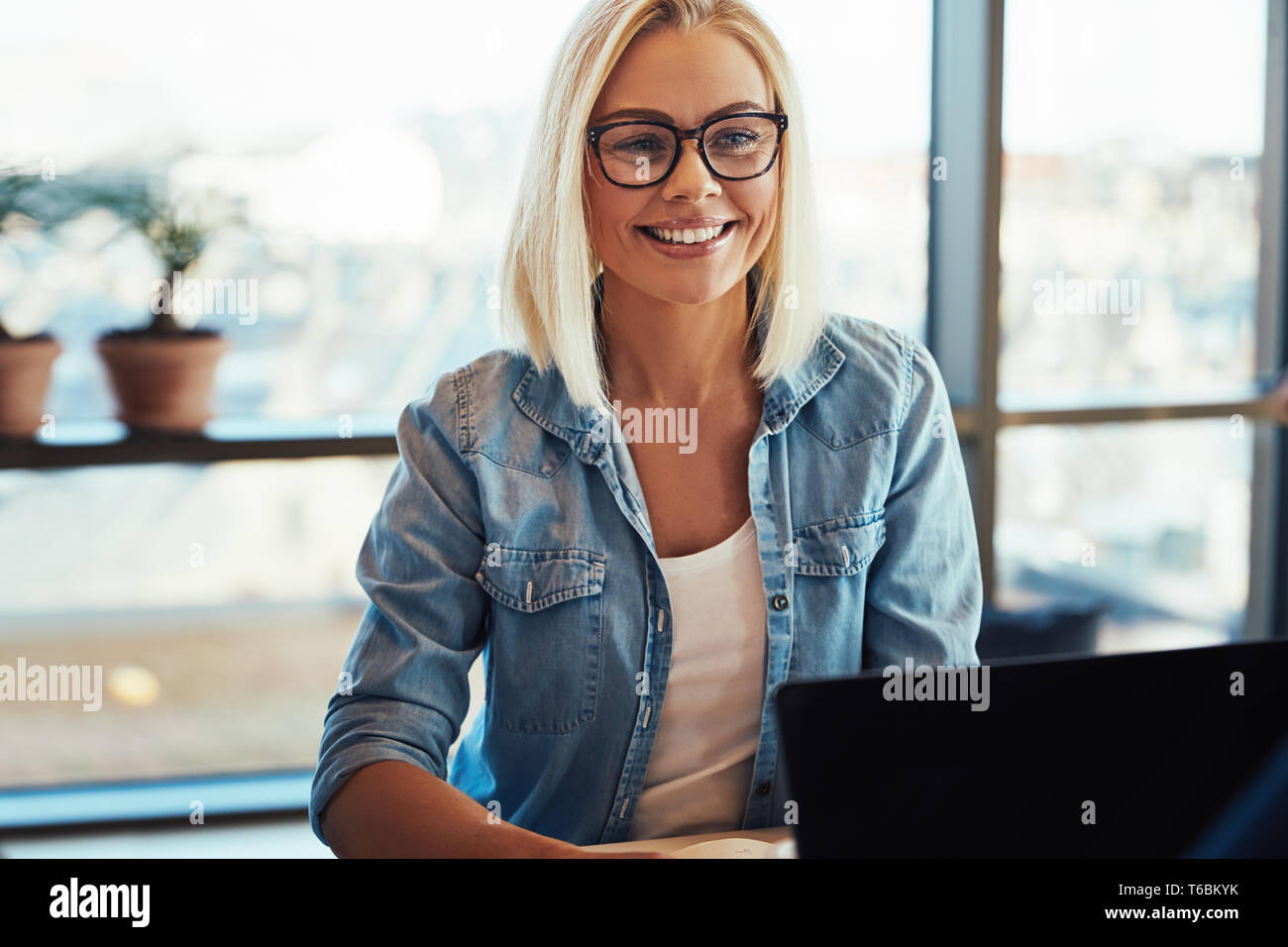 From across table hi-res stock photography and images - Alamy