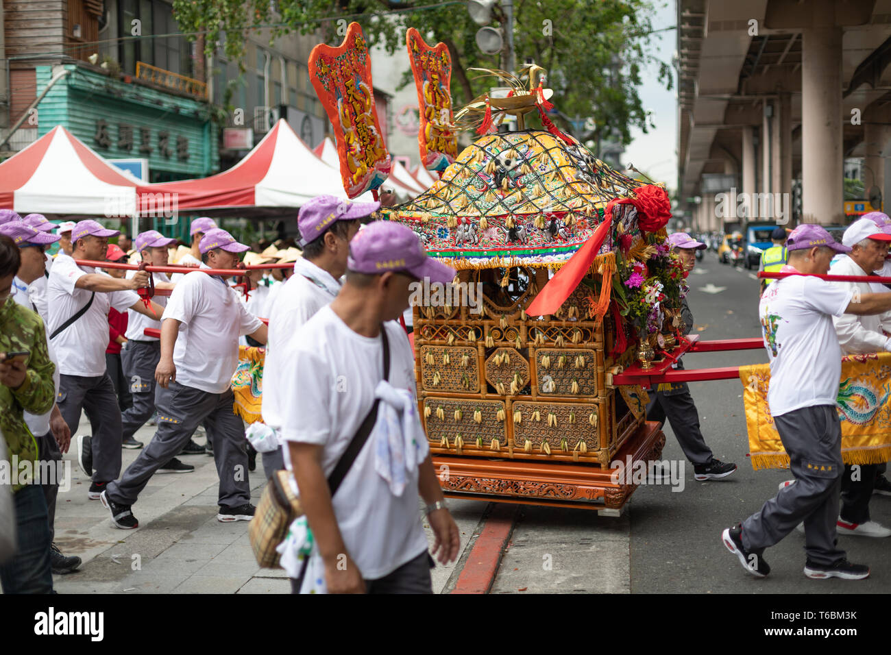 Chinese palanquin hi-res stock photography and images - Alamy