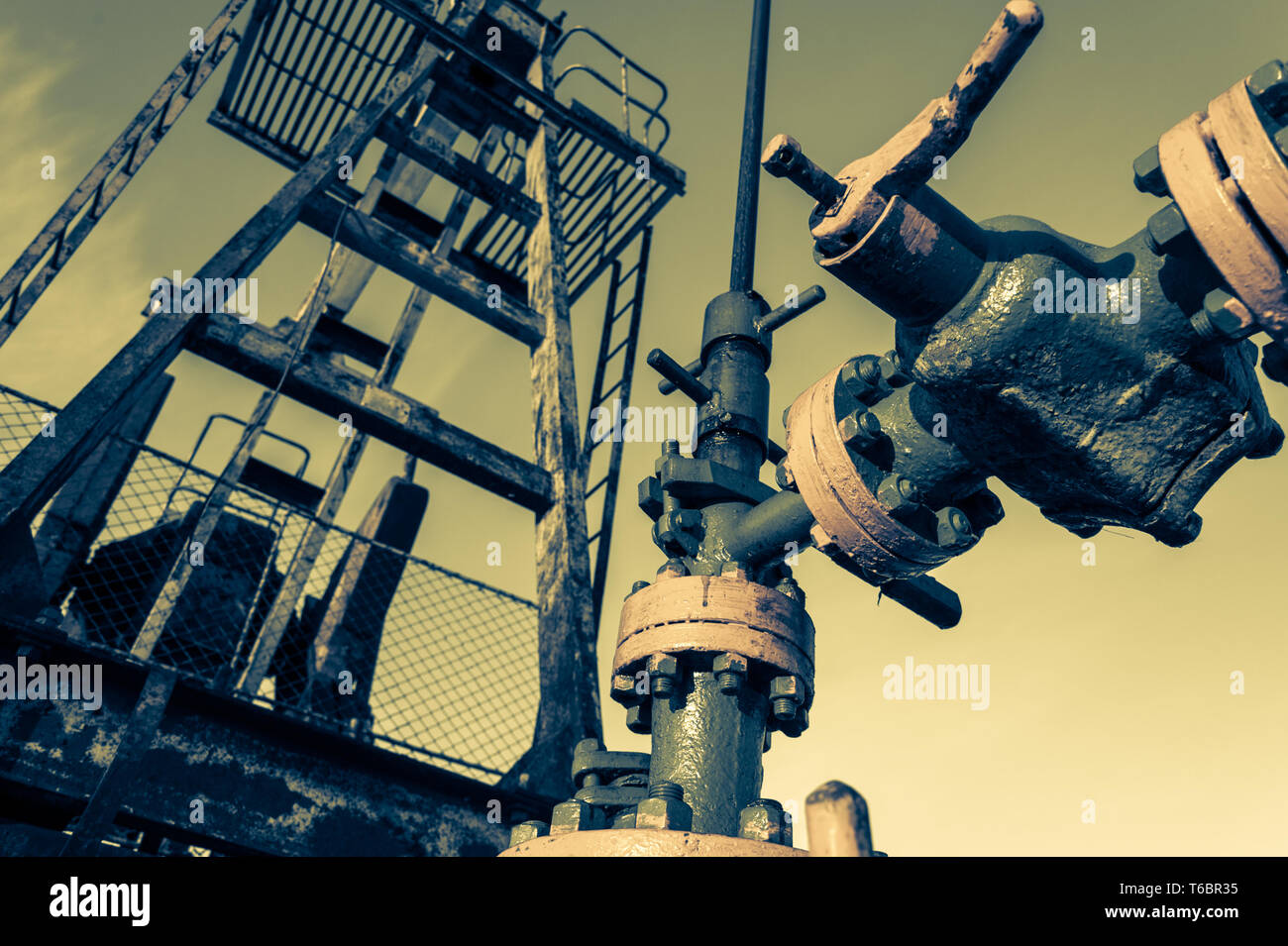 Wellhead manifold hi-res stock photography and images - Alamy