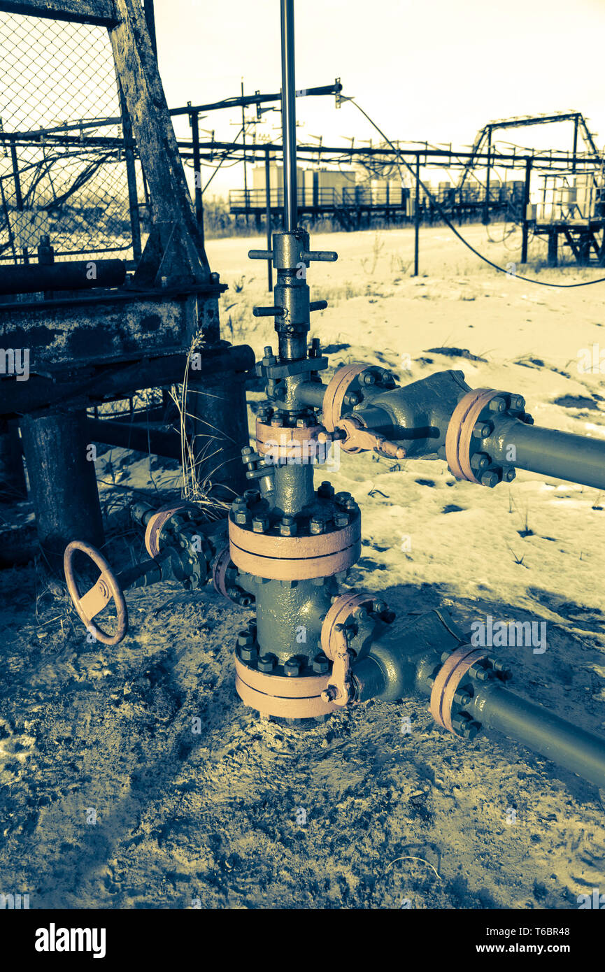 Wellhead manifold hi-res stock photography and images - Alamy