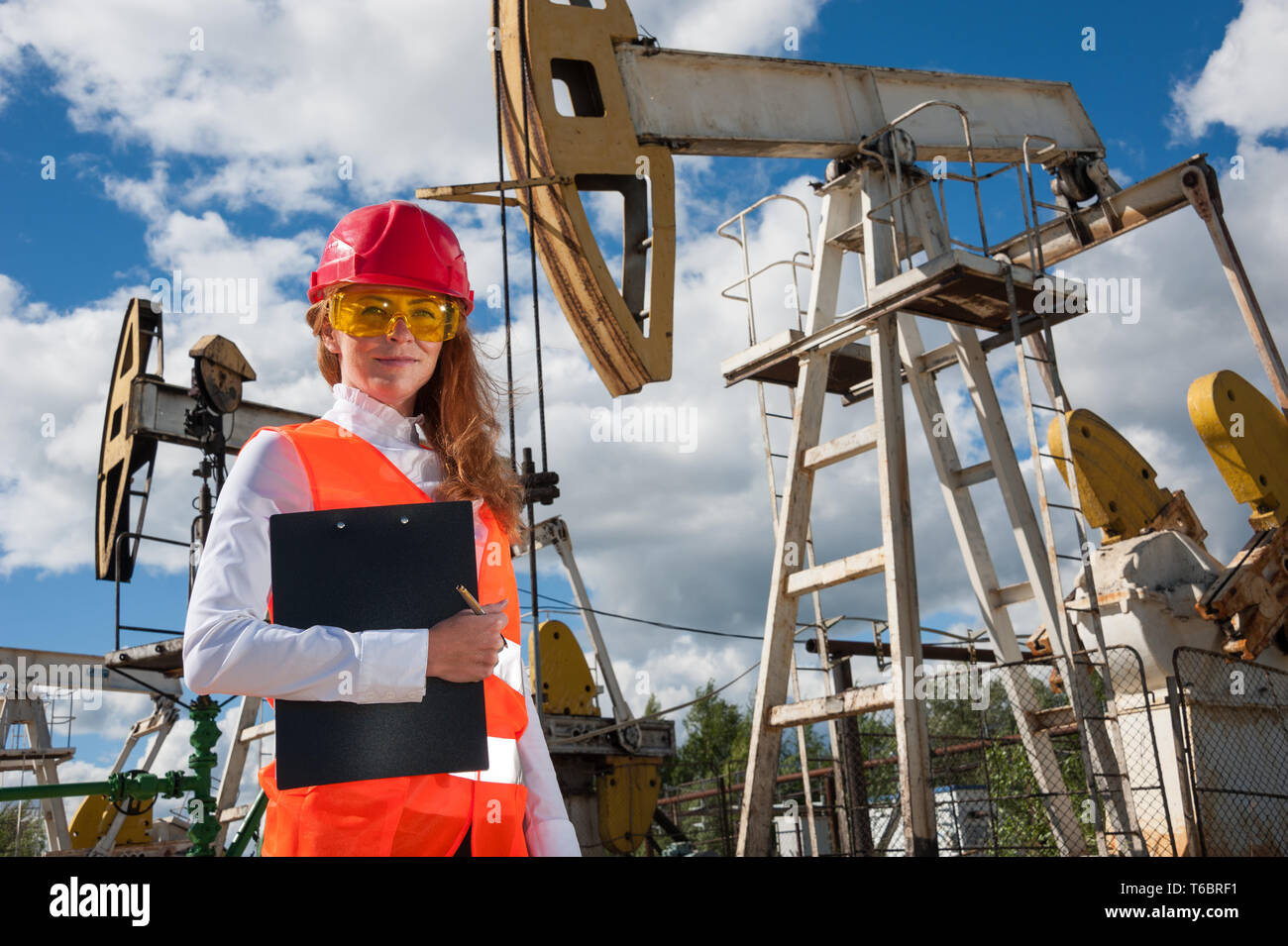 Wellhead and worker hi-res stock photography and images - Alamy