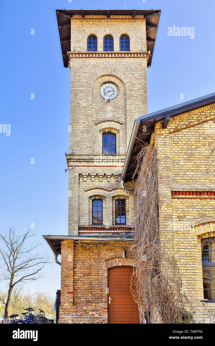 Yellow brick building hi-res stock photography and images - Alamy
