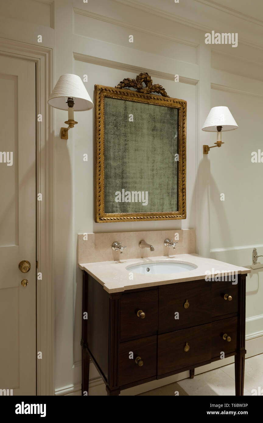 Old fashioned wash basin hi-res stock photography and images - Alamy