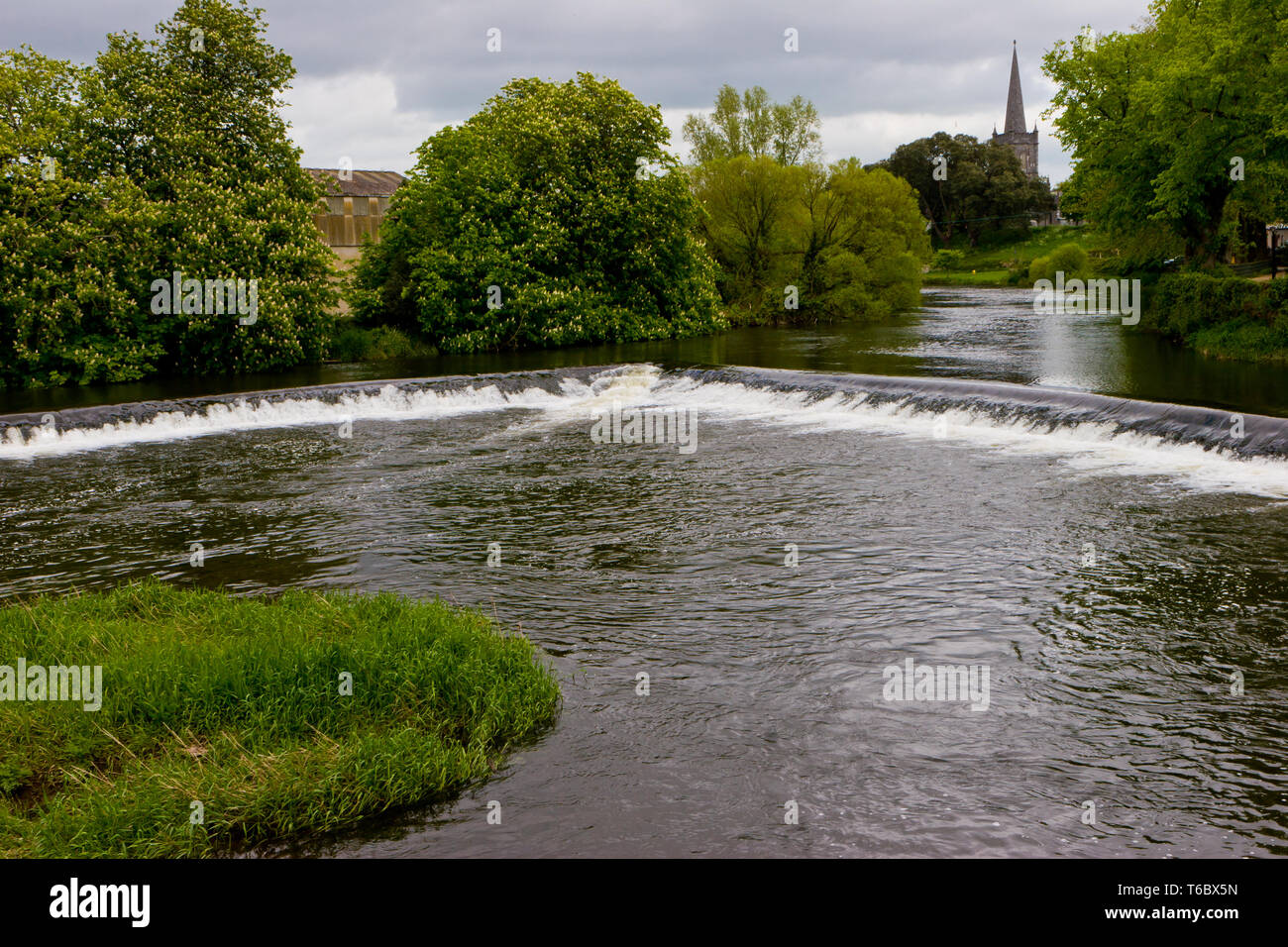 River suir at cahir castle in tipperary hi-res stock photography and ...