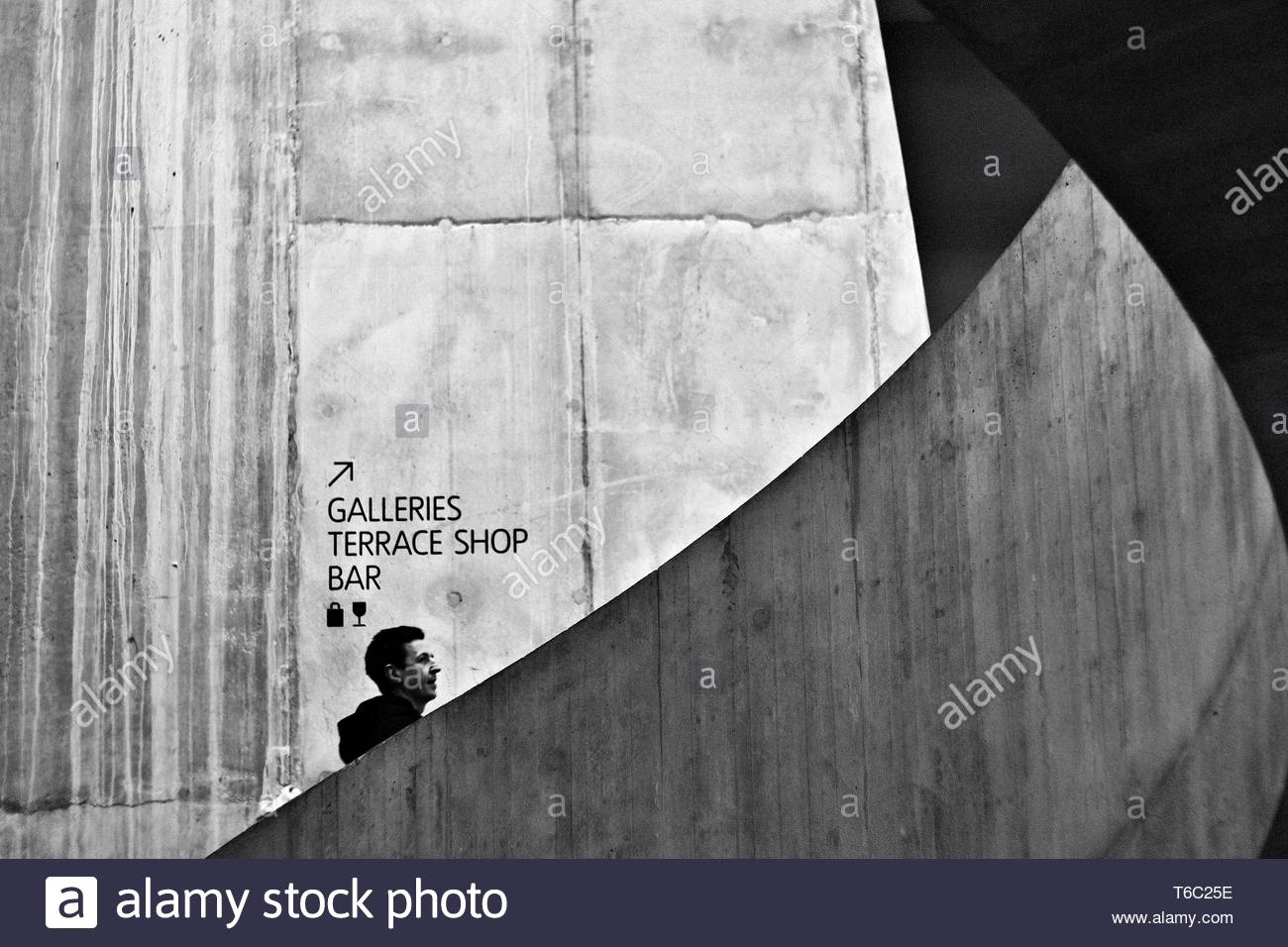 Tate Modern Sign London Stock Photos & Tate Modern Sign London Stock ...