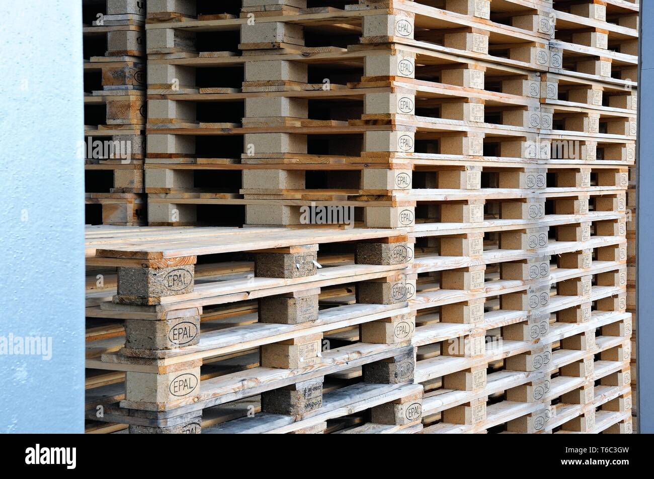 Empty pallets hi-res stock photography and images - Alamy