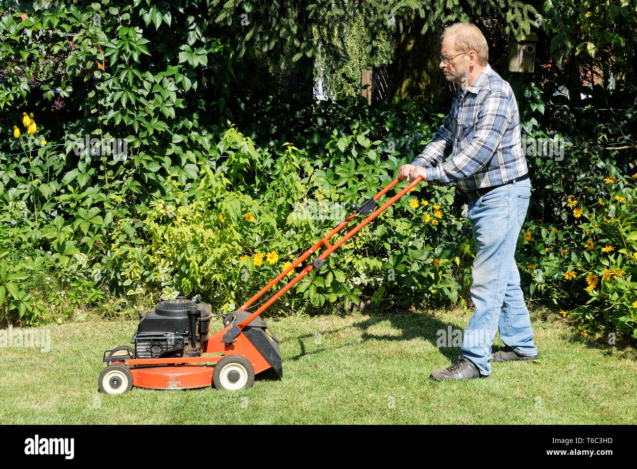 Lawn mowing pattern background hi-res stock photography and images - Alamy
