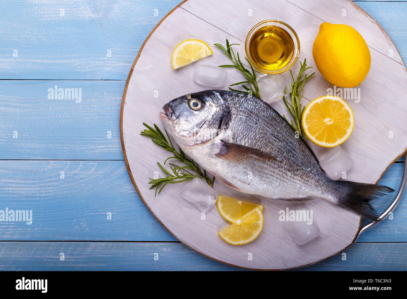 raw sea bream fish Stock Photo - Alamy