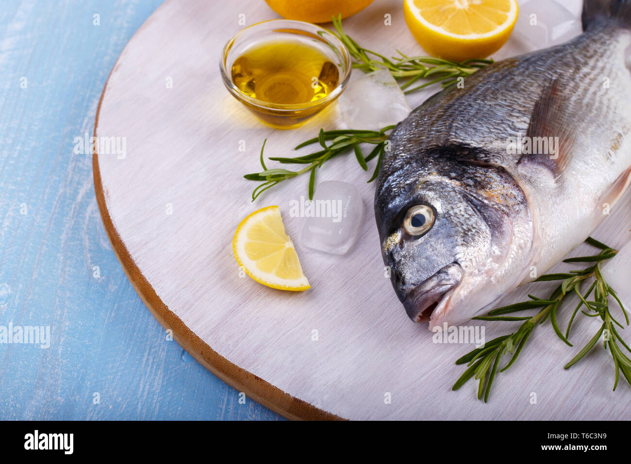 raw sea bream fish Stock Photo - Alamy
