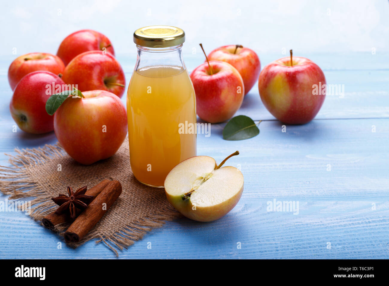 Ripe apples and juice Stock Photo - Alamy