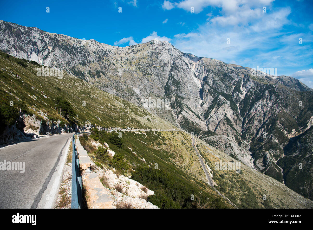 Albanien, Region Vlore, Llogara Pass Südseite, Passstraße mit Blick auf ...