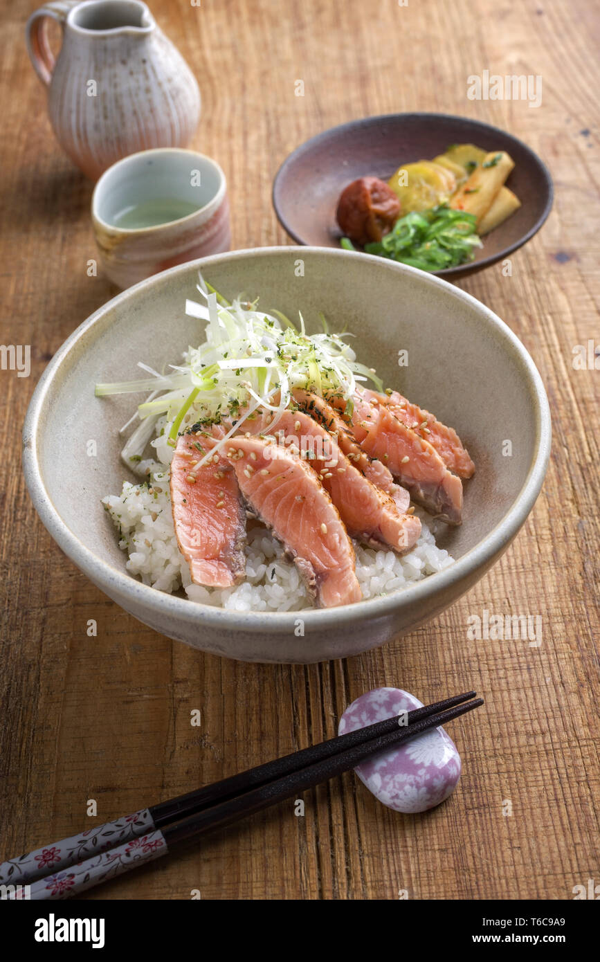 Salmon donburi hi-res stock photography and images - Alamy