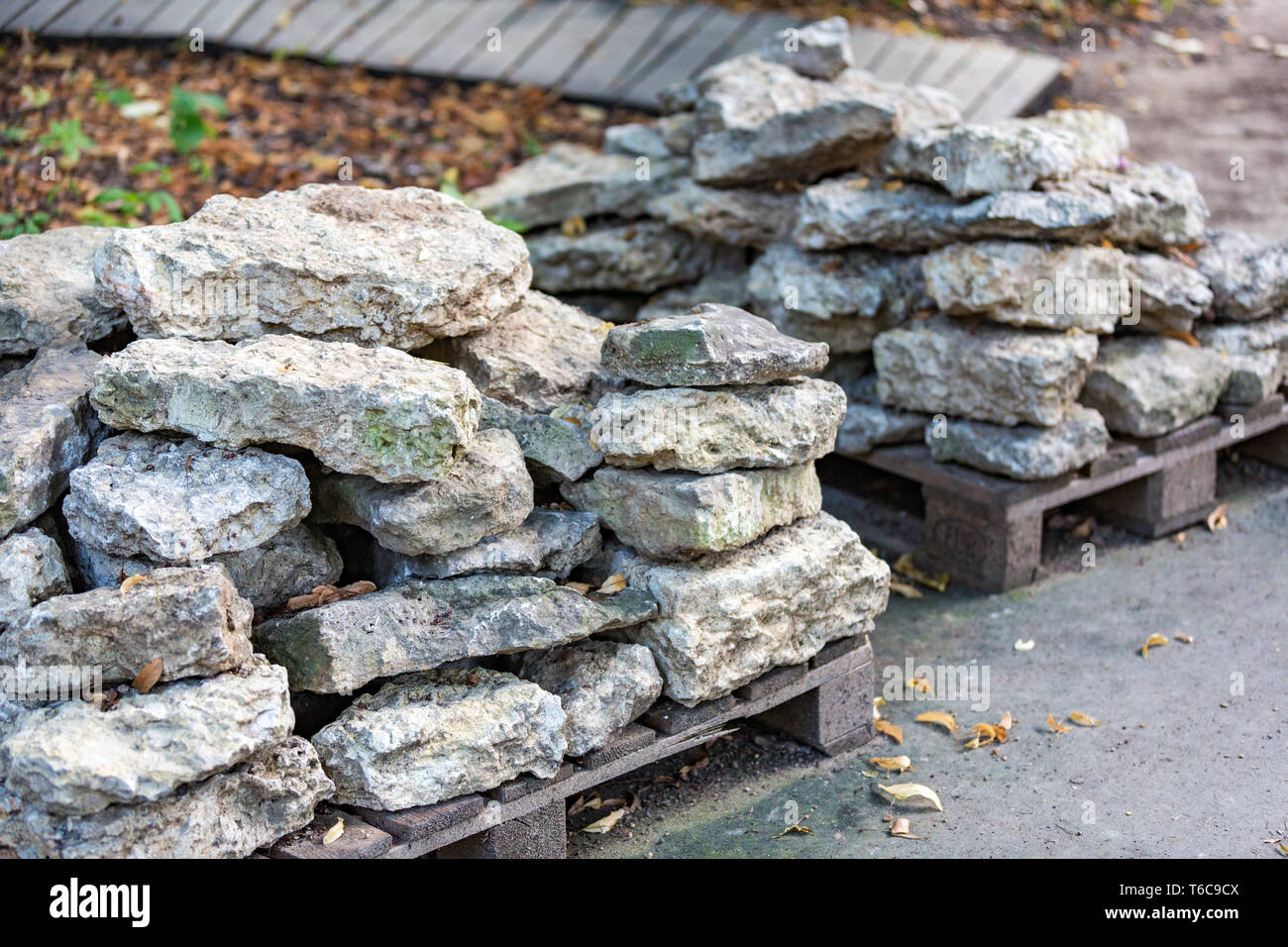 Wooden pallet stones hi-res stock photography and images - Alamy