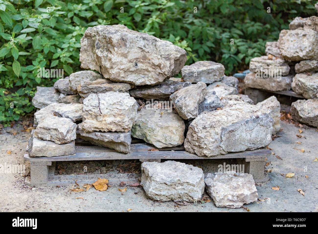 Wooden pallet stones hi-res stock photography and images - Alamy
