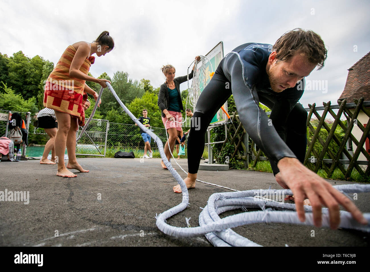 Bungee surfing in the river Aare Stock Photo - Alamy
