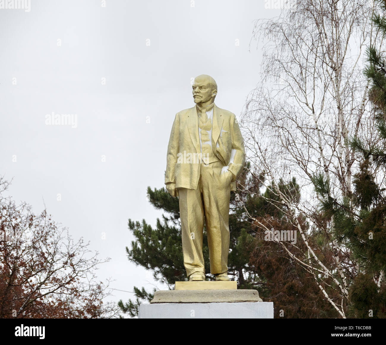 Bronze monument of Lenin. Monuments of the Soviet era Stock Photo - Alamy
