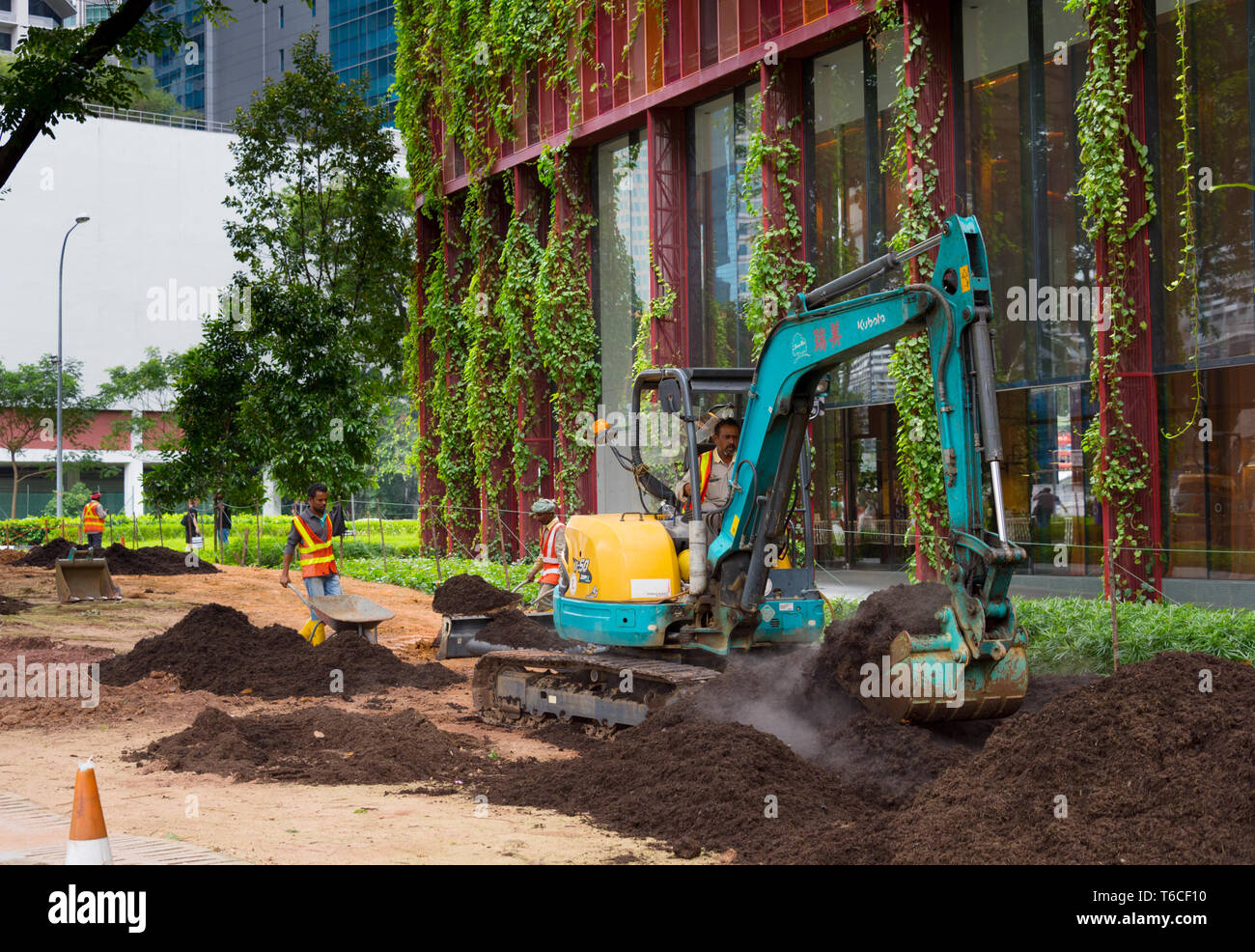 Singapore construction workers hi-res stock photography and images - Alamy