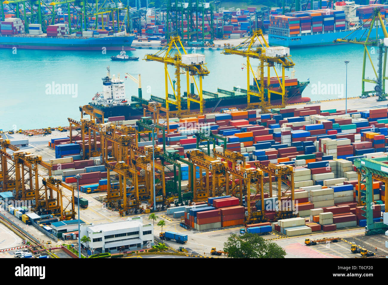 Loading ship. Singapore industrial port Stock Photo - Alamy