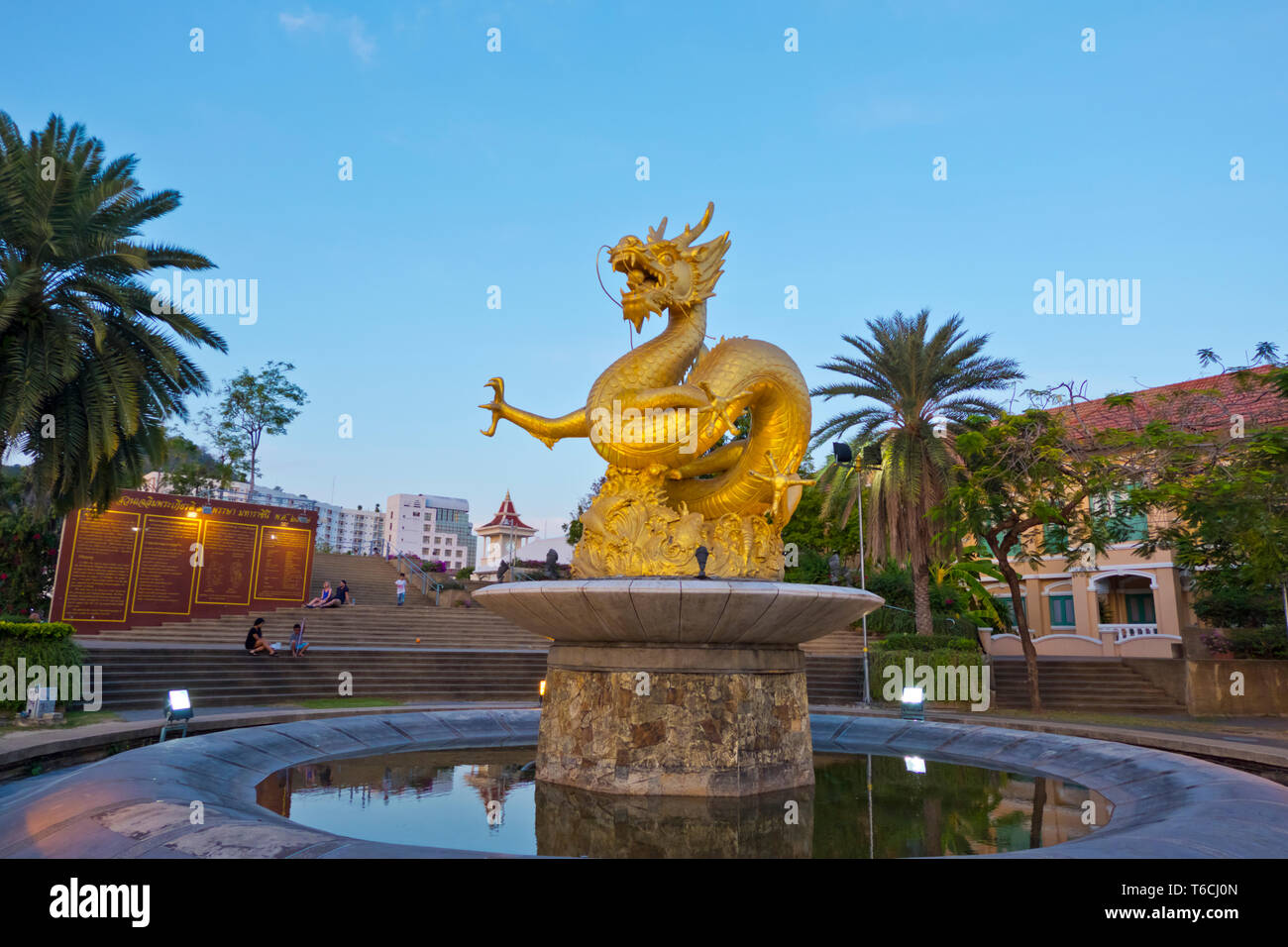 Dragon statue fountain hi-res stock photography and images - Alamy