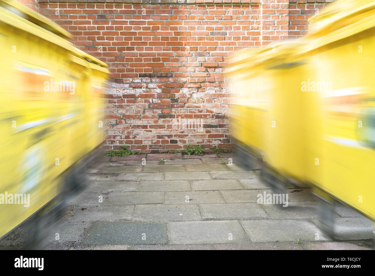 The moving wall hi-res stock photography and images - Alamy