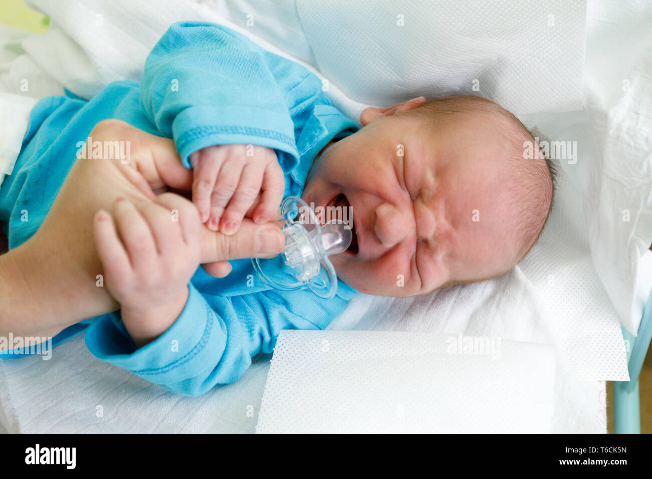 Newborn baby crying hospital hi-res stock photography and images - Alamy