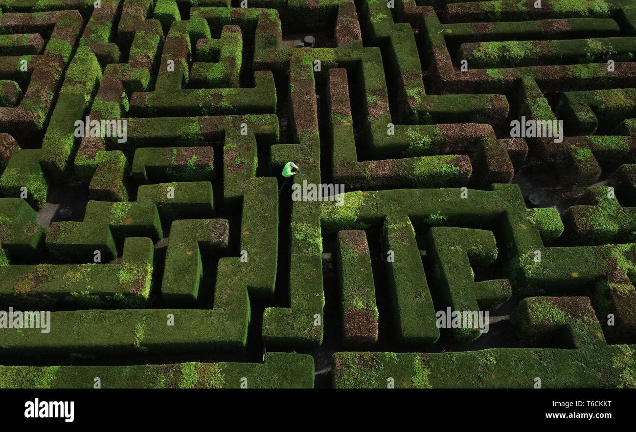 RETRANSMITTED CORRECTING CAPTION Gardner Eric Drennon give the maze at ...