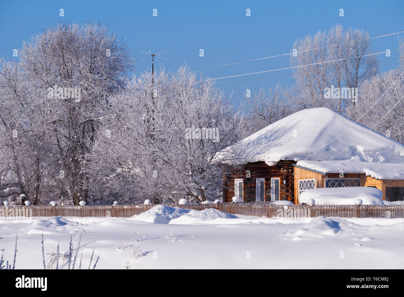 Traditional russian country house izba in village Talitsa under winter ...