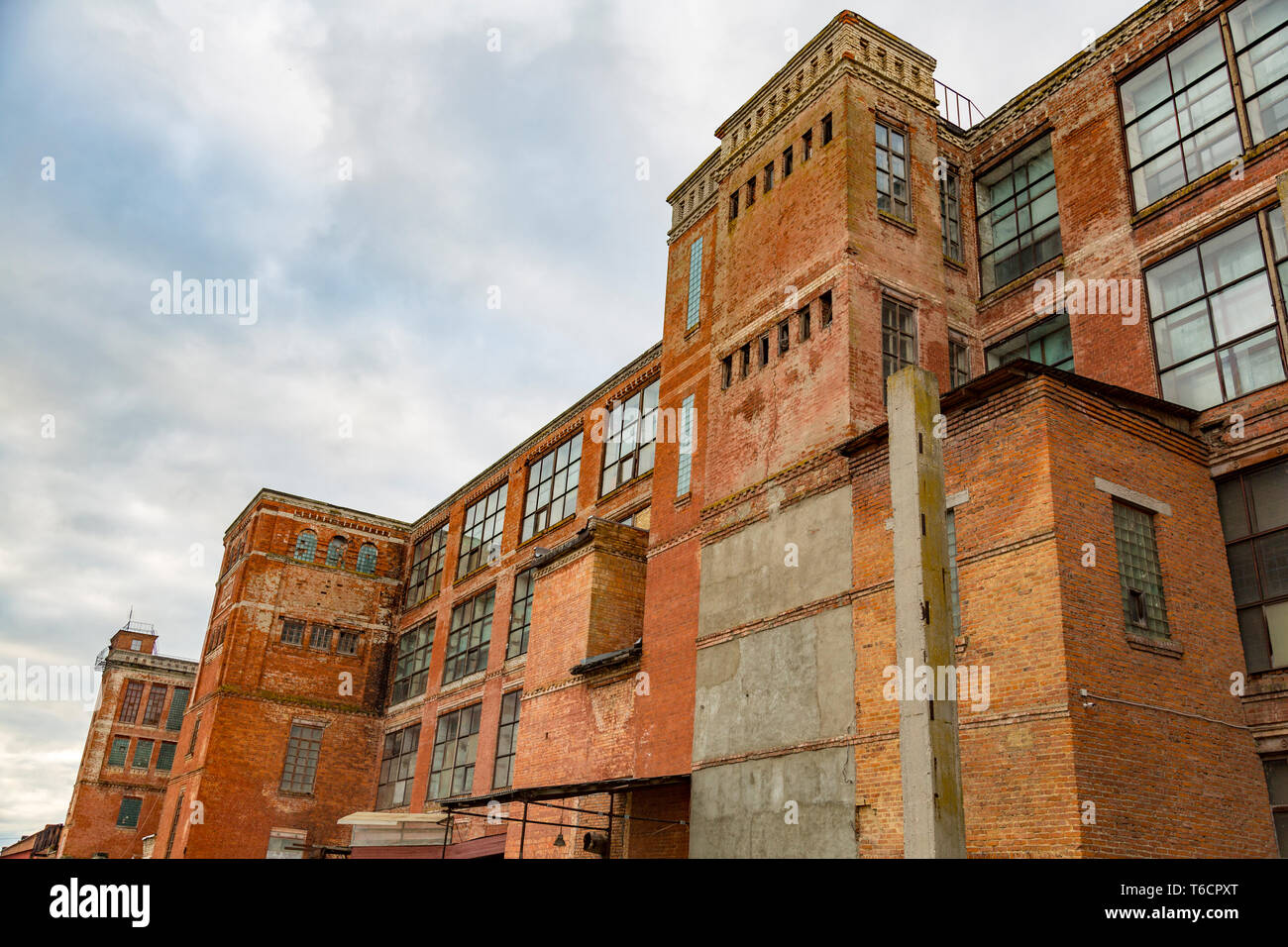 Abandoned industrial building Stock Photo - Alamy