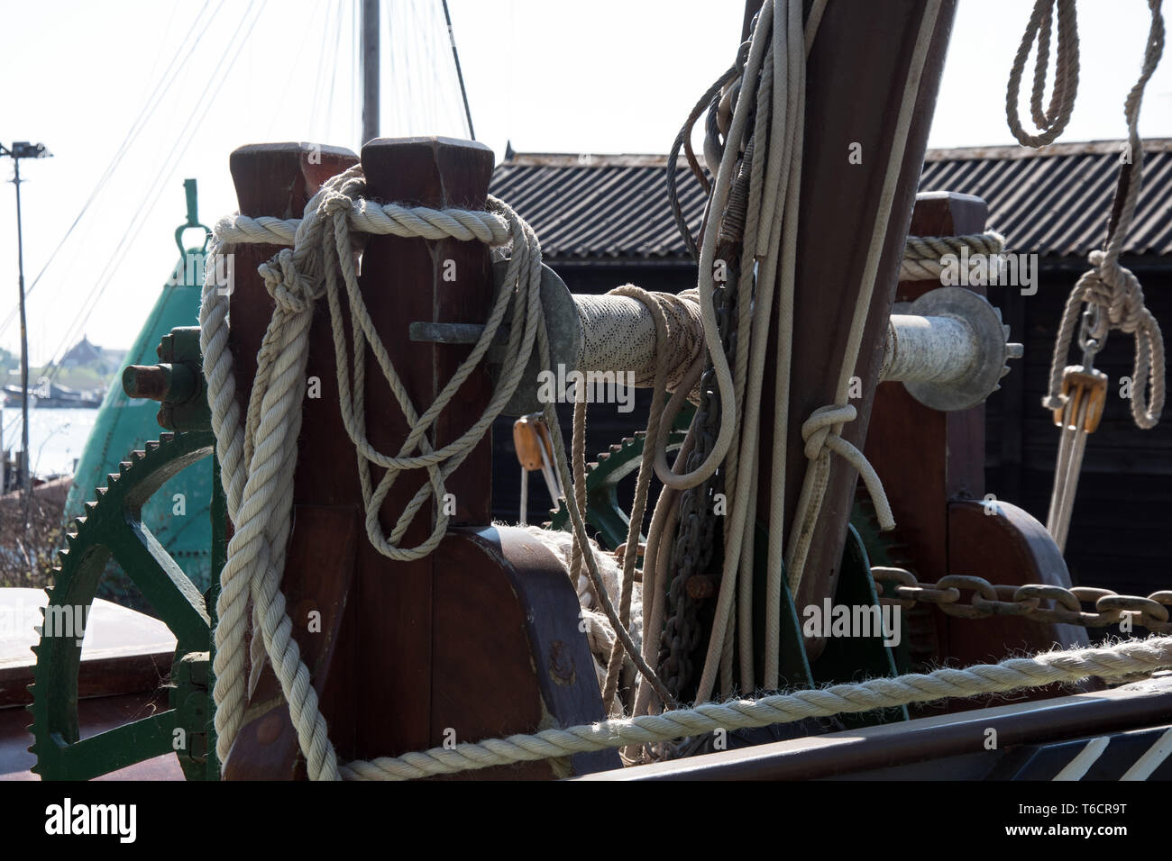Ropes of all sizes on a sailing boat Stock Photo - Alamy