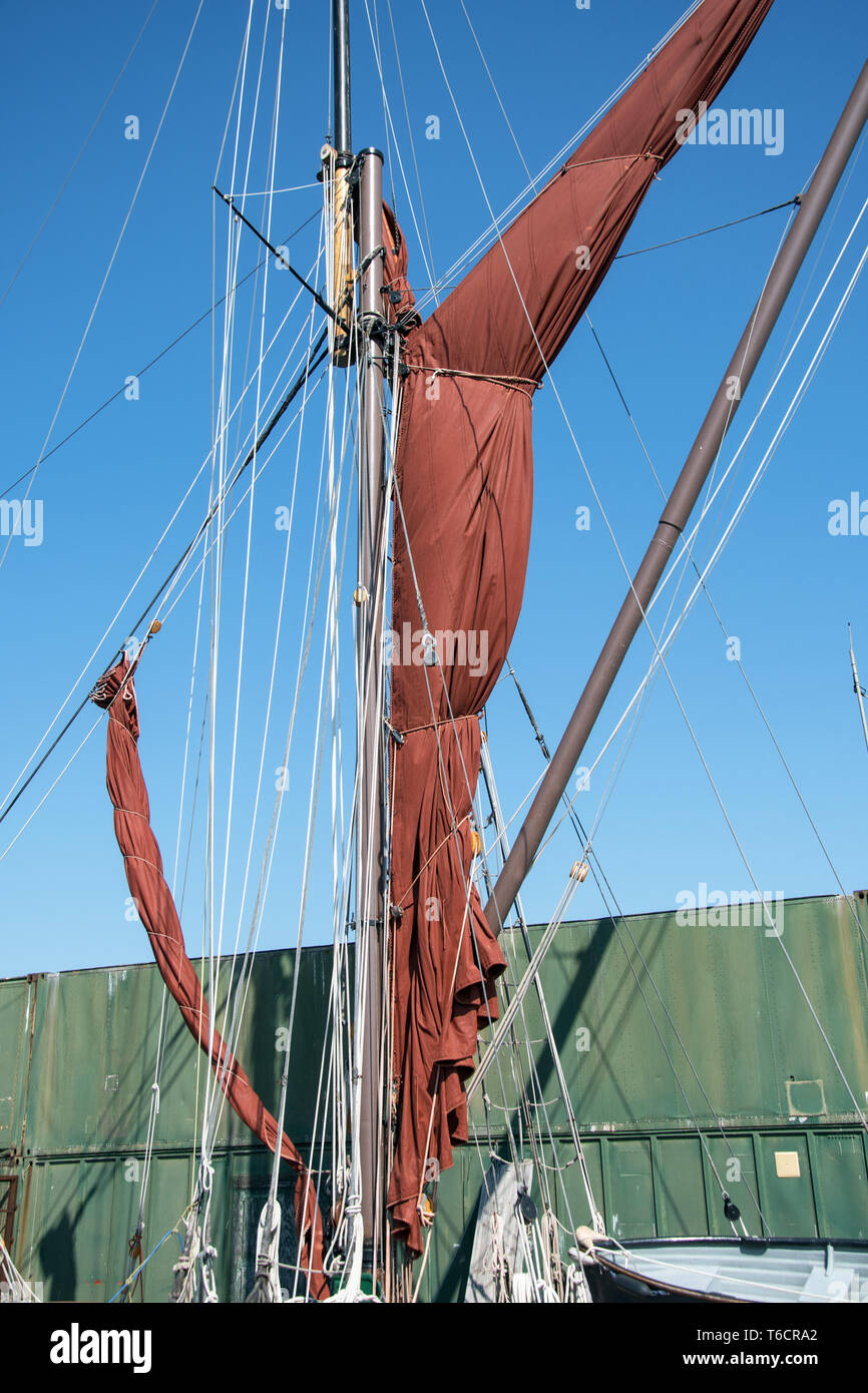 Ropes and rigging on a sailing boat Stock Photo - Alamy