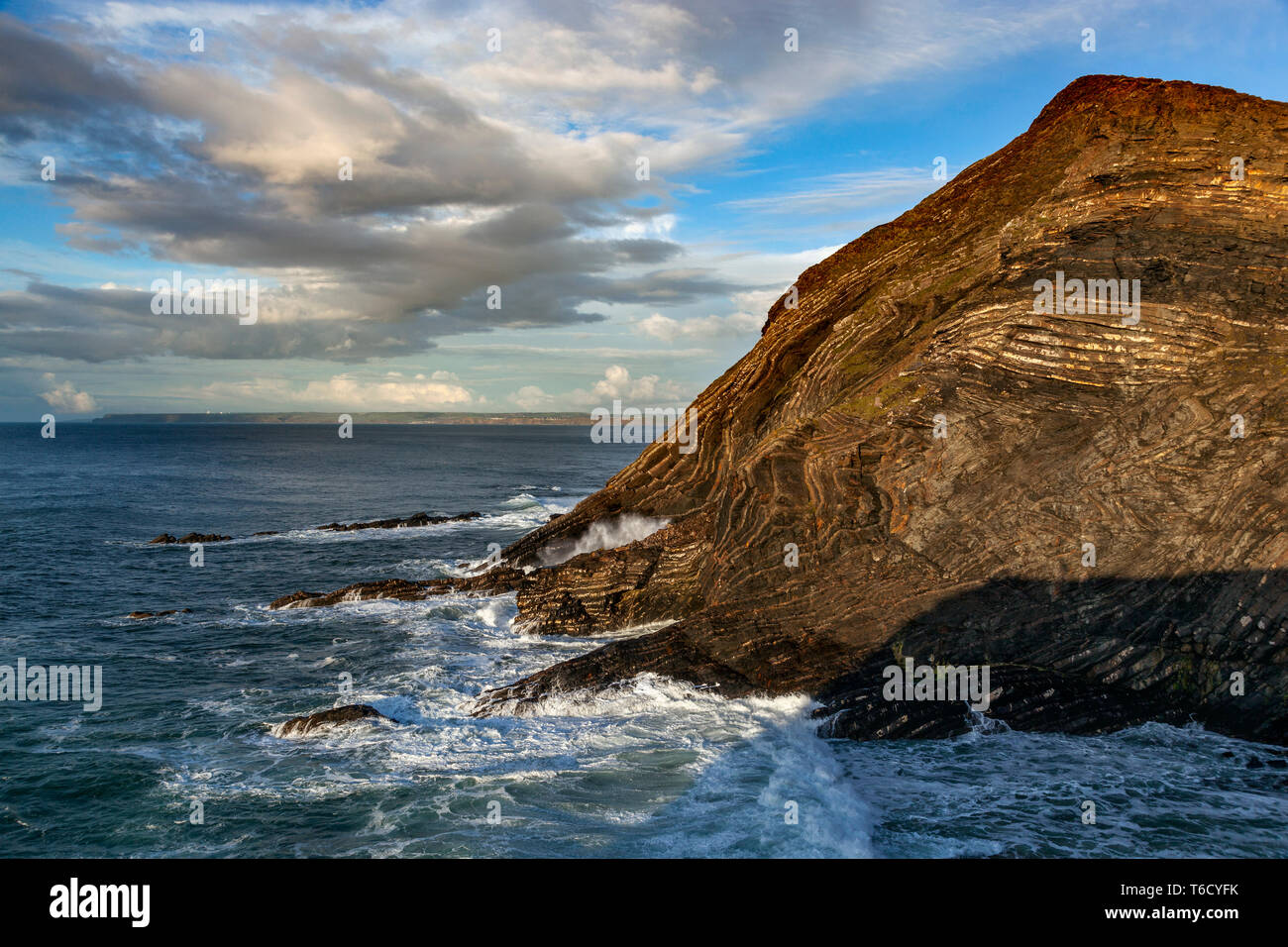 Cleave; Rock Strata; Cornwall; UK Stock Photo - Alamy