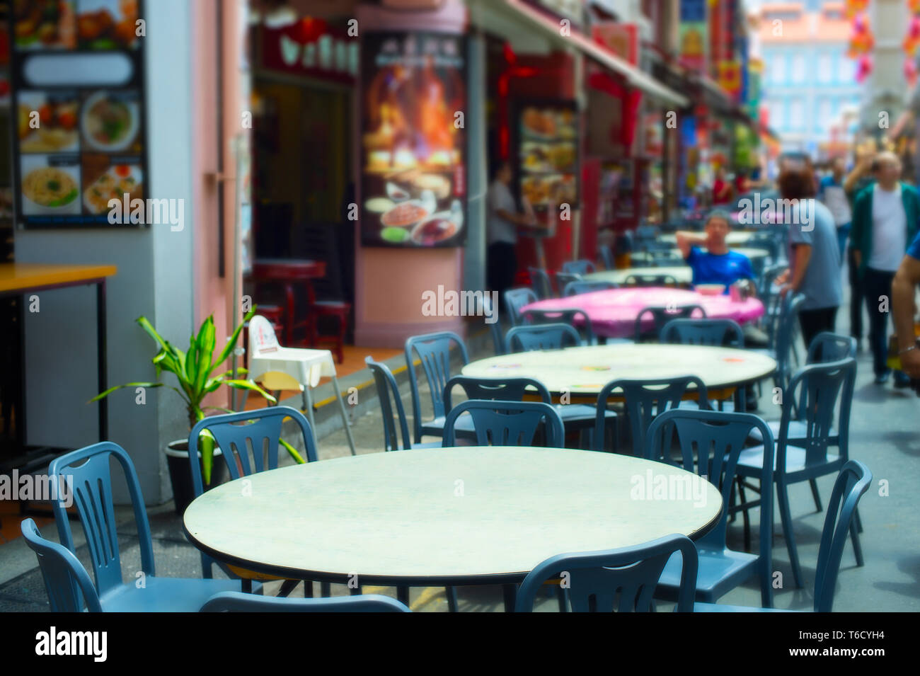 Street restaurant tables. Singapore Chinatown Stock Photo - Alamy