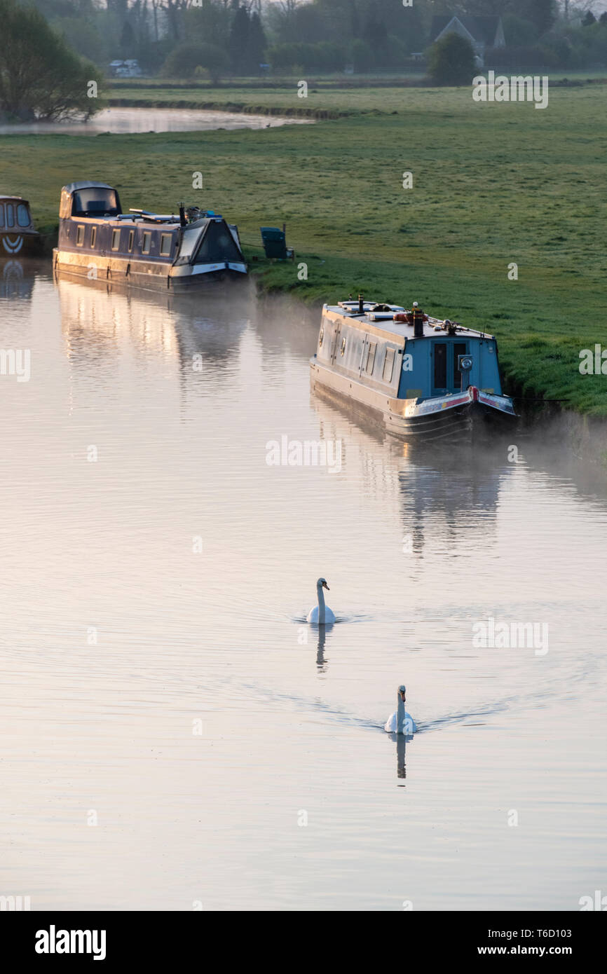 Lechlade canal hi-res stock photography and images - Alamy