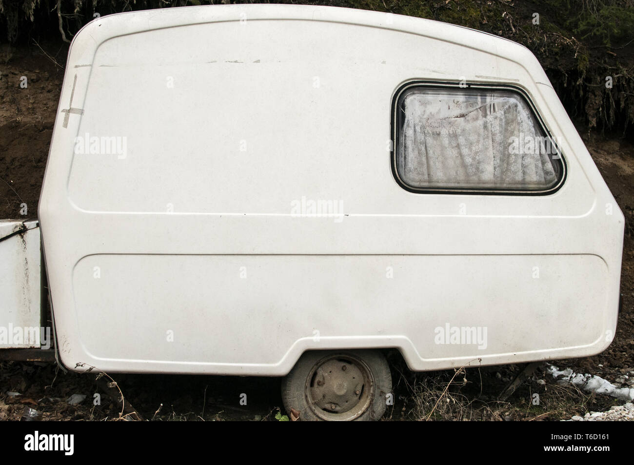 Old abandoned weathered small white vintage caravan Stock Photo - Alamy