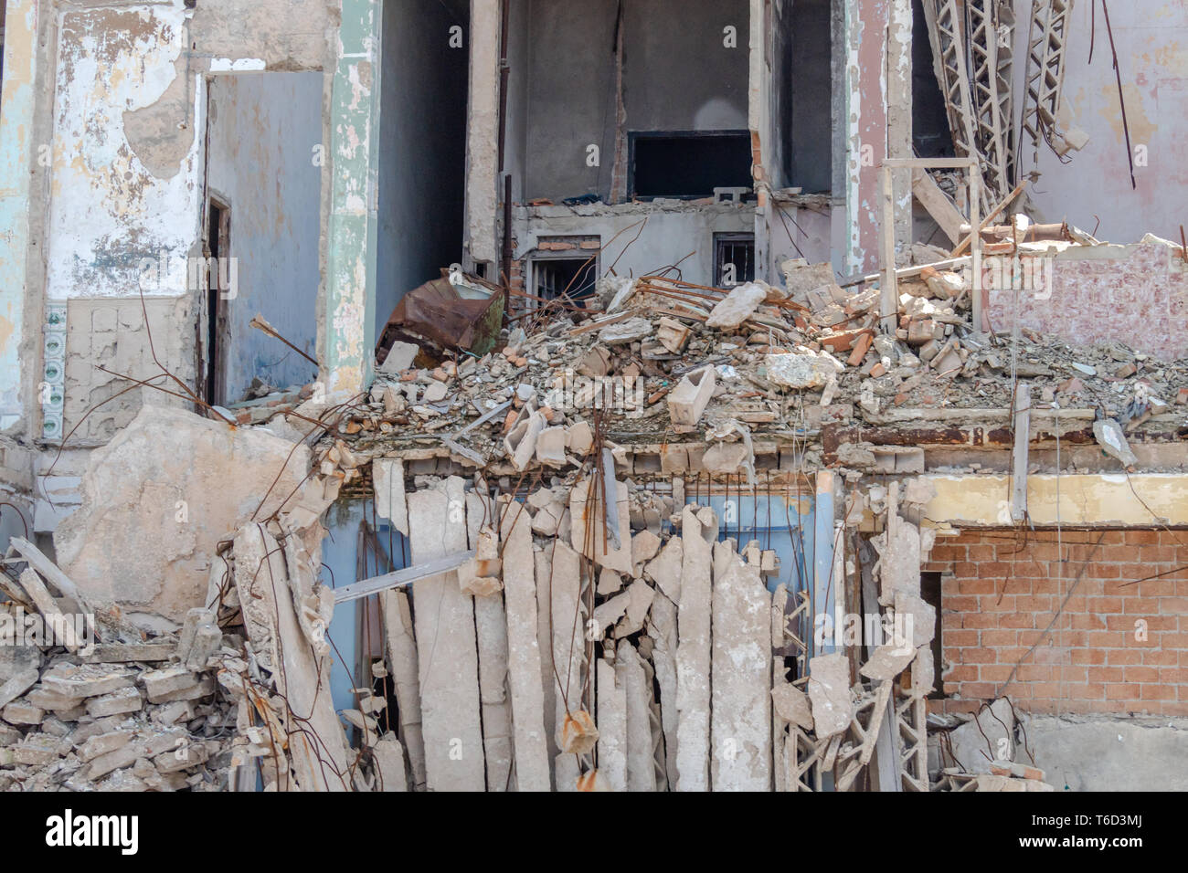 Havana cuba derelict building hi-res stock photography and images - Alamy