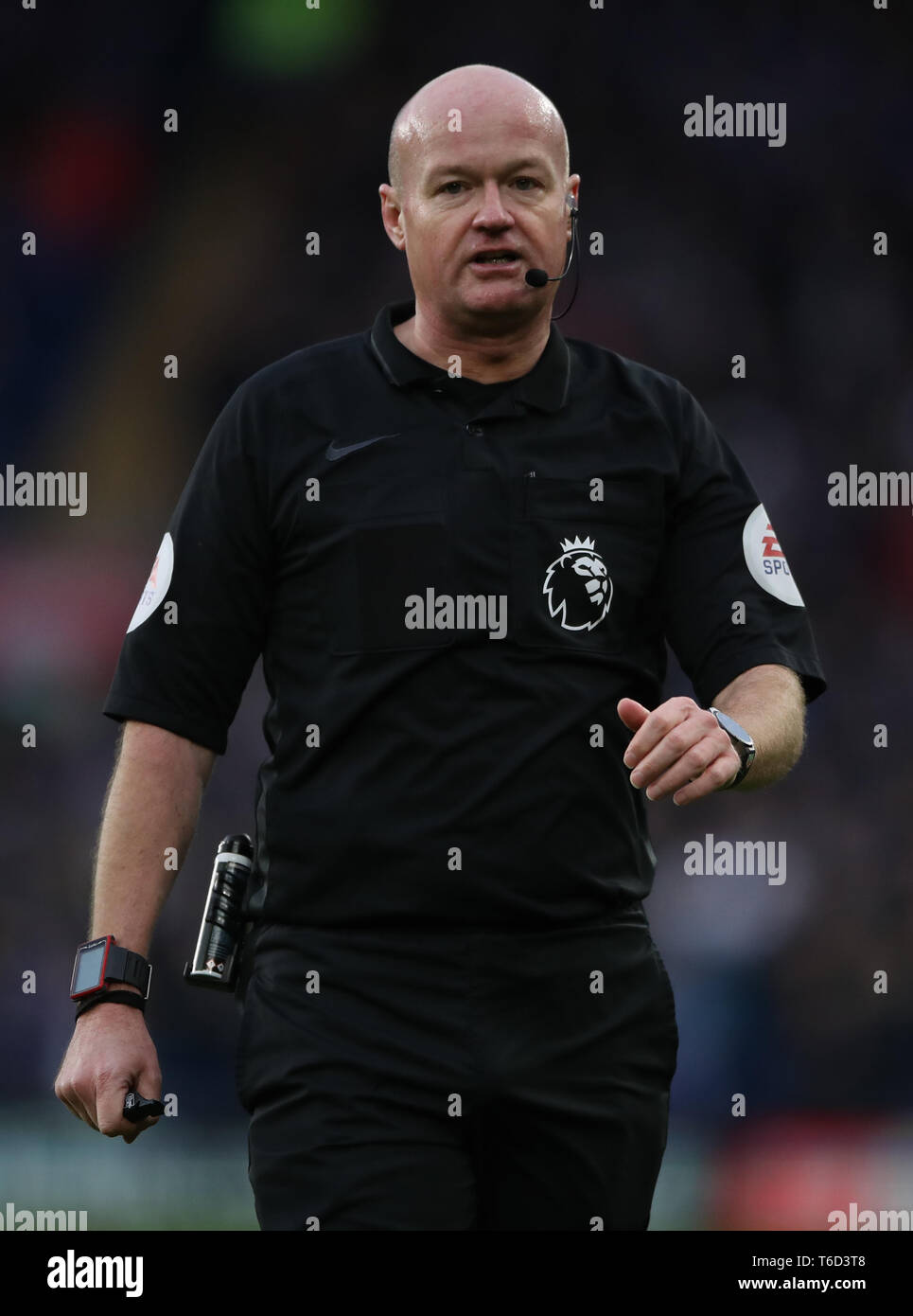 Match Referee Lee Mason Stock Photo - Alamy