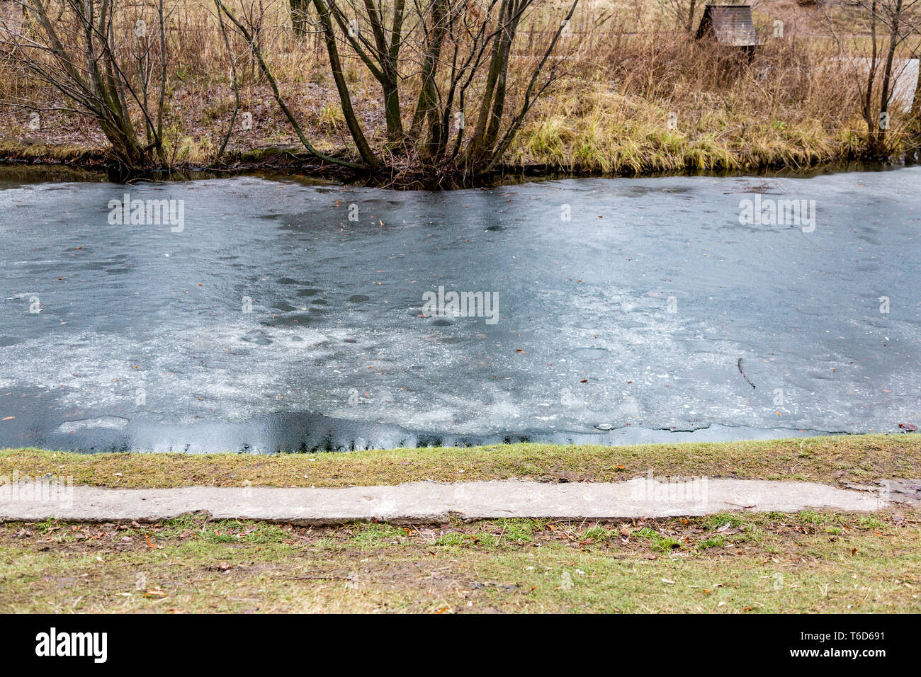 Frozen pond hi-res stock photography and images - Alamy