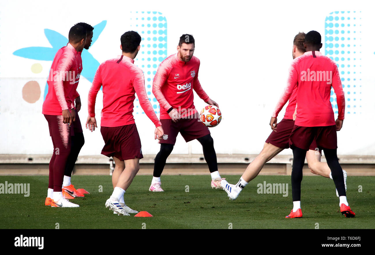 Barcelona's Lionel Messi (centre) during the training session at the ...