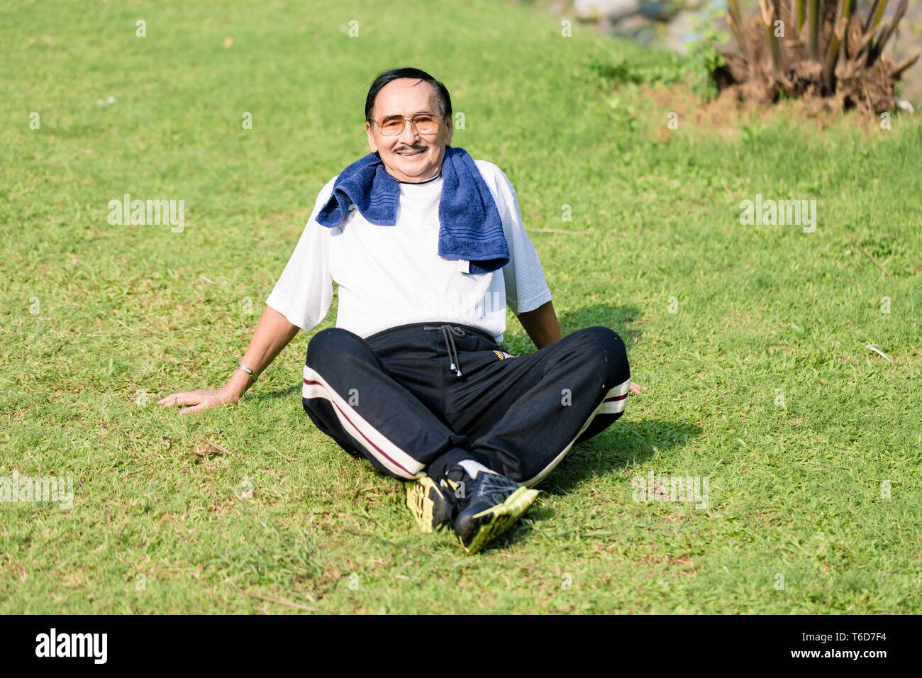 Sporty man doing sit hi-res stock photography and images - Alamy