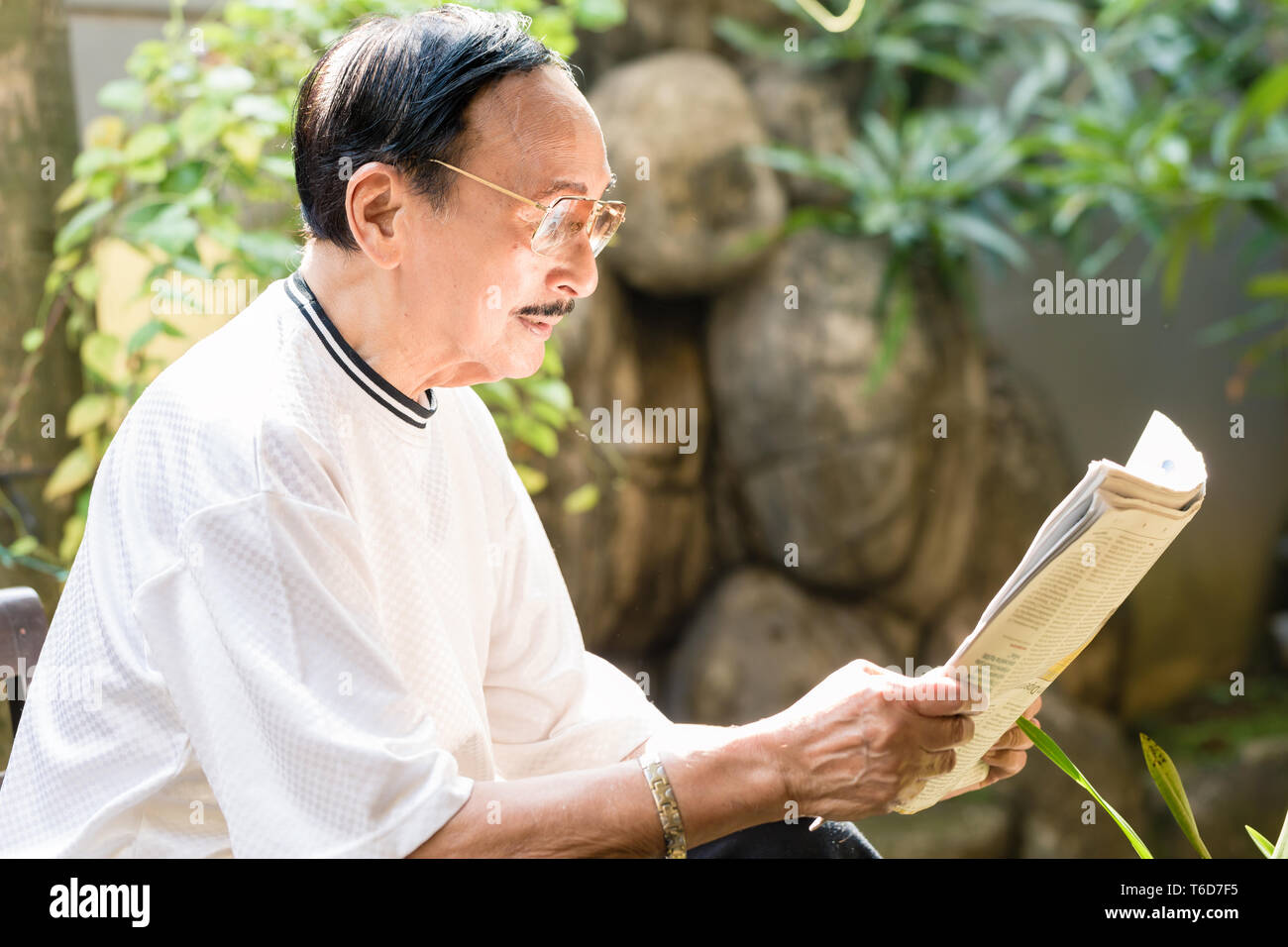 Hold newspaper hi-res stock photography and images - Alamy