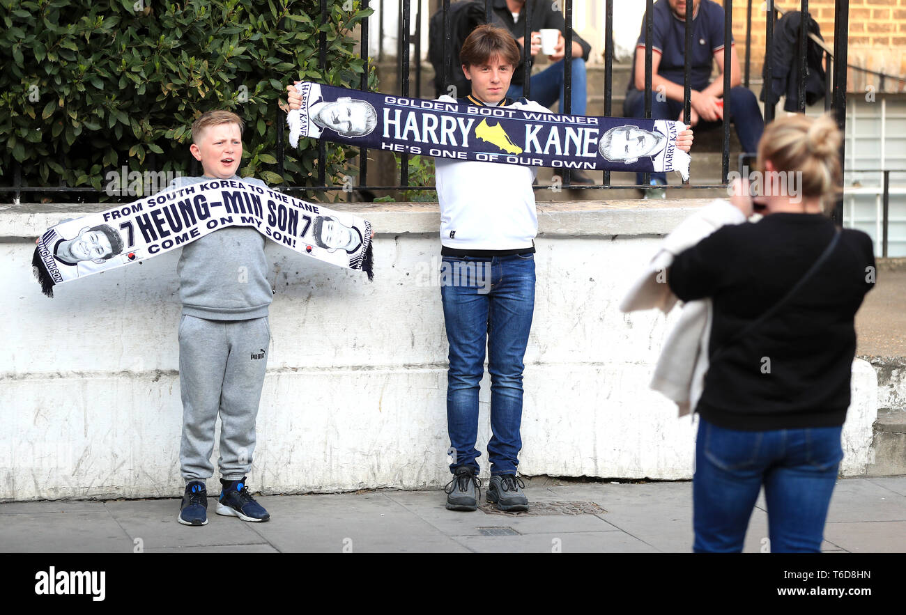 Tottenham hotspurs fans pose for hi-res stock photography and images ...